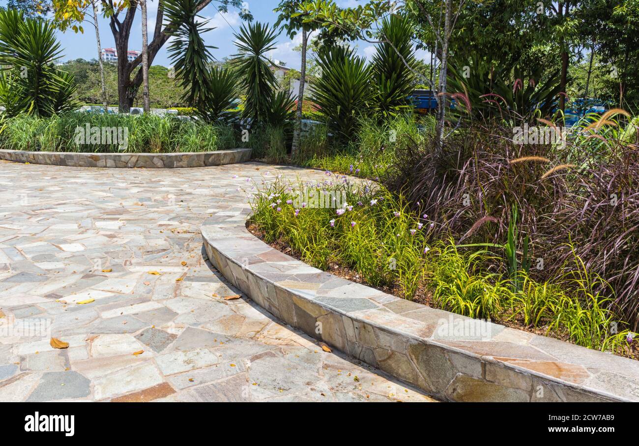Brown and green retaining wall hi-res stock photography and images - Alamy