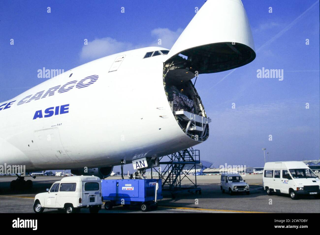 Cargo plane loading france hi-res stock photography and images - Alamy