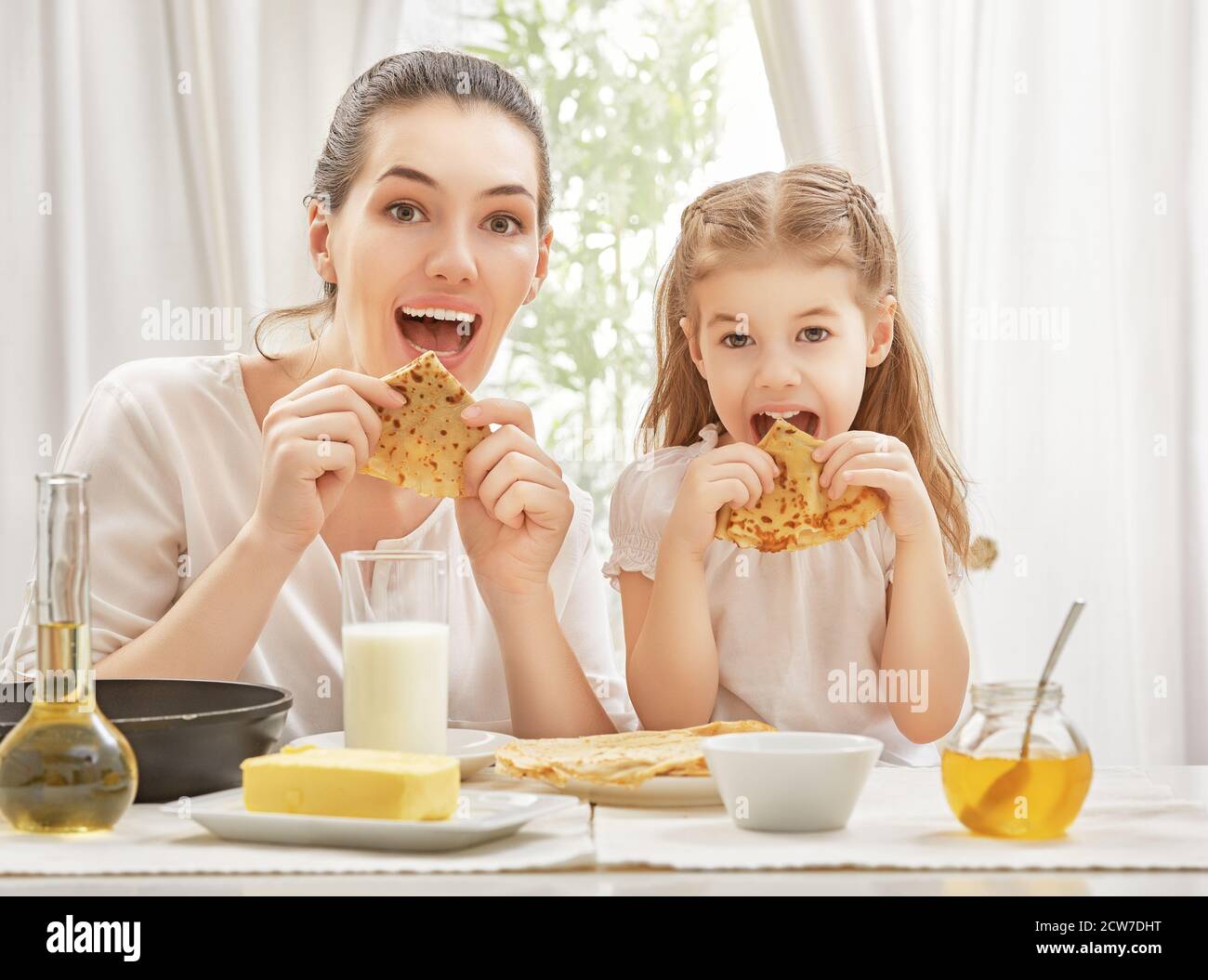 mother and daughter prepare pancakes Stock Photo - Alamy