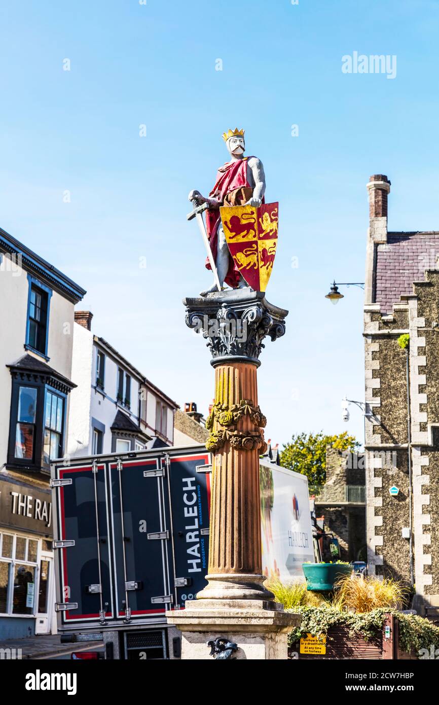 Prince Llewelyn the Great statue in Lancaster Square Conwy - Llewelyn ...