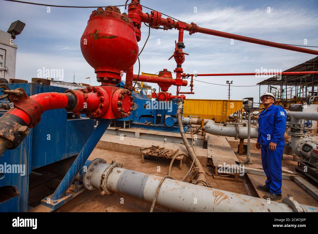 Engineer oil rig hi-res stock photography and images - Alamy