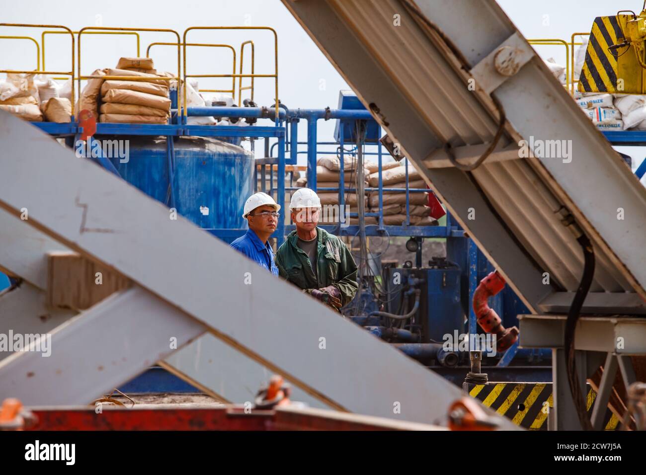 Engineer oil rig hi-res stock photography and images - Alamy