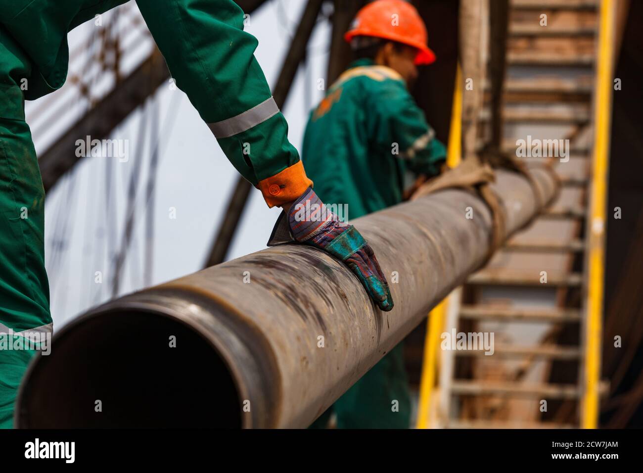Oil drilling workers hi-res stock photography and images - Alamy