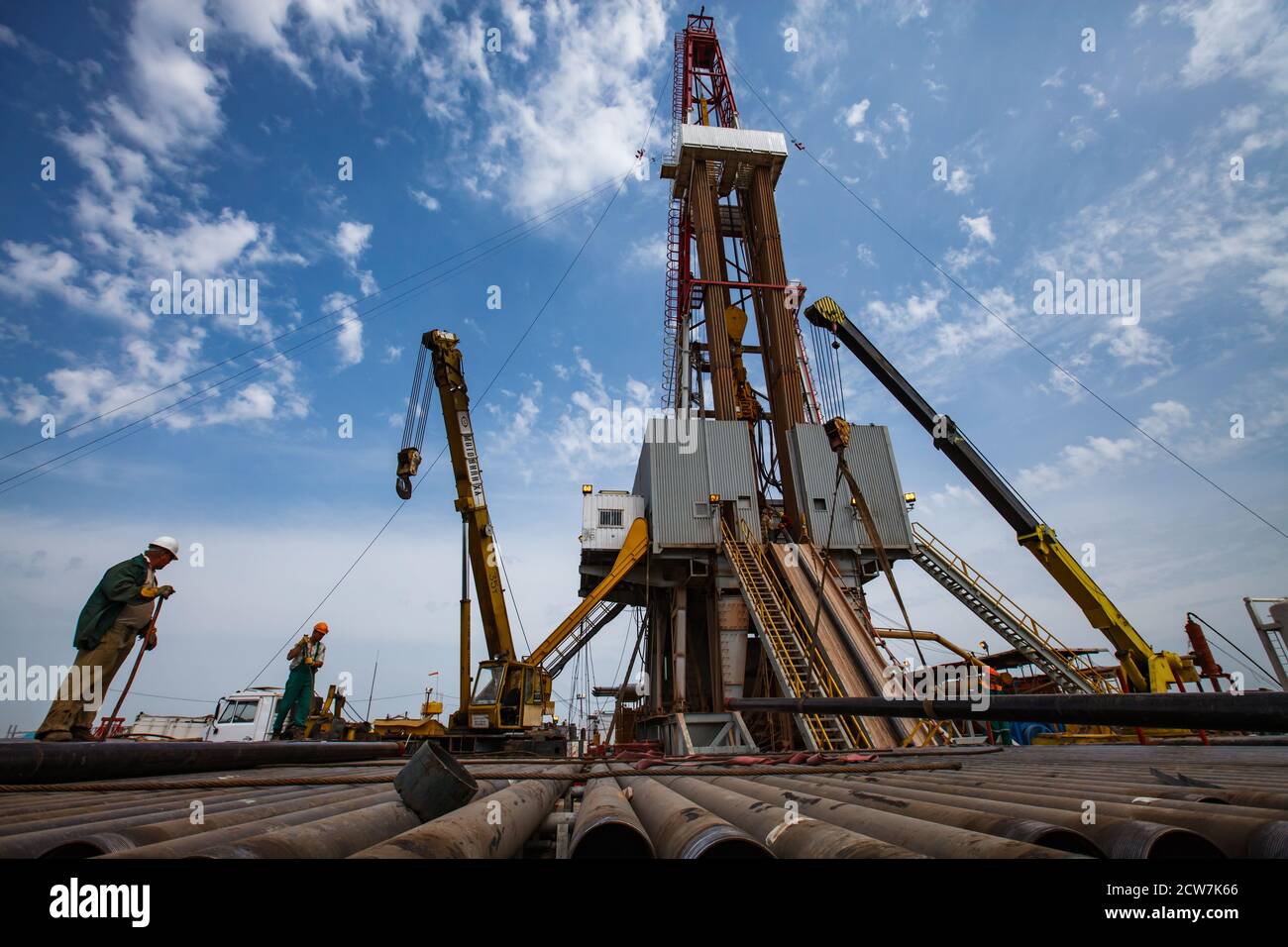 Drilling rig cranes hi-res stock photography and images - Alamy