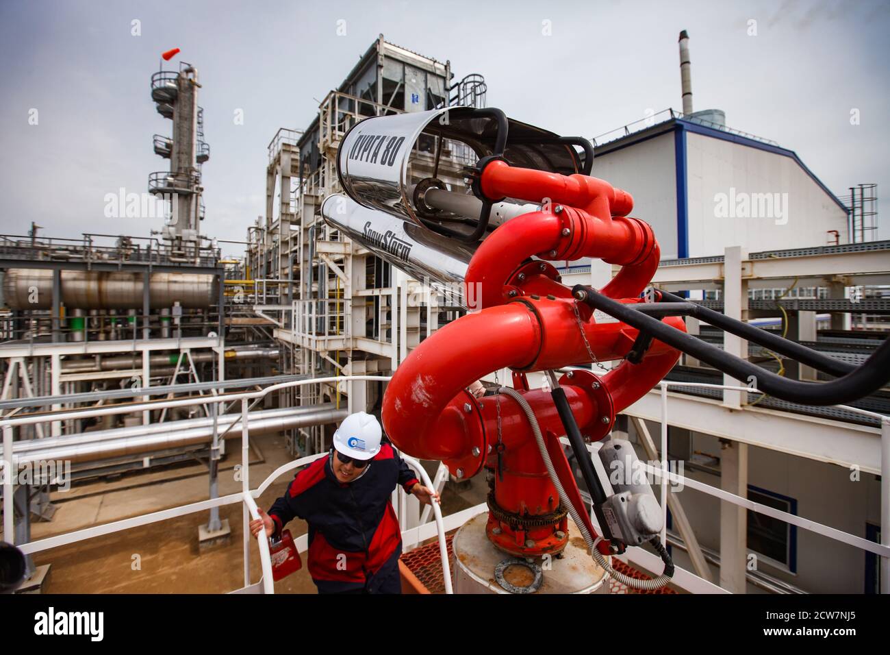 Oil refinery plant Safety technologies. Fire extinguisher system ...