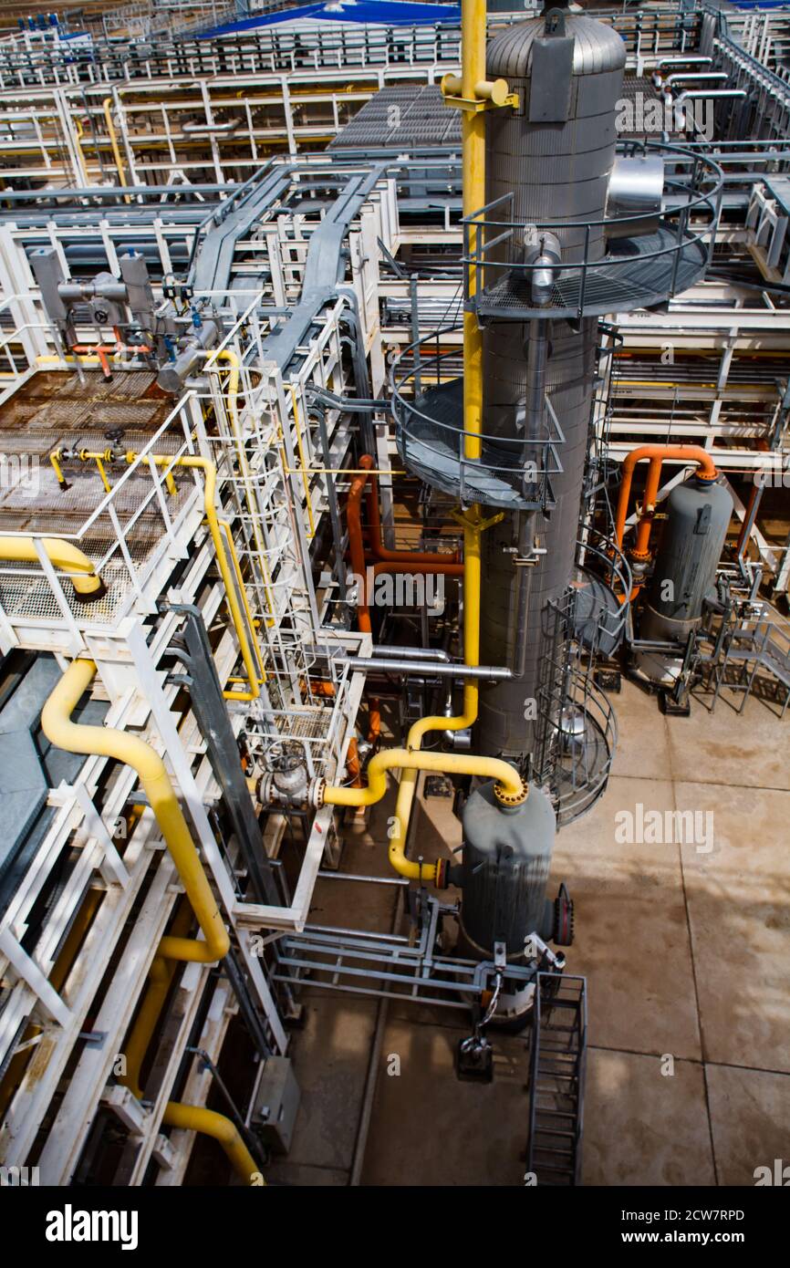 Fractional distillation tower hi-res stock photography and images - Alamy