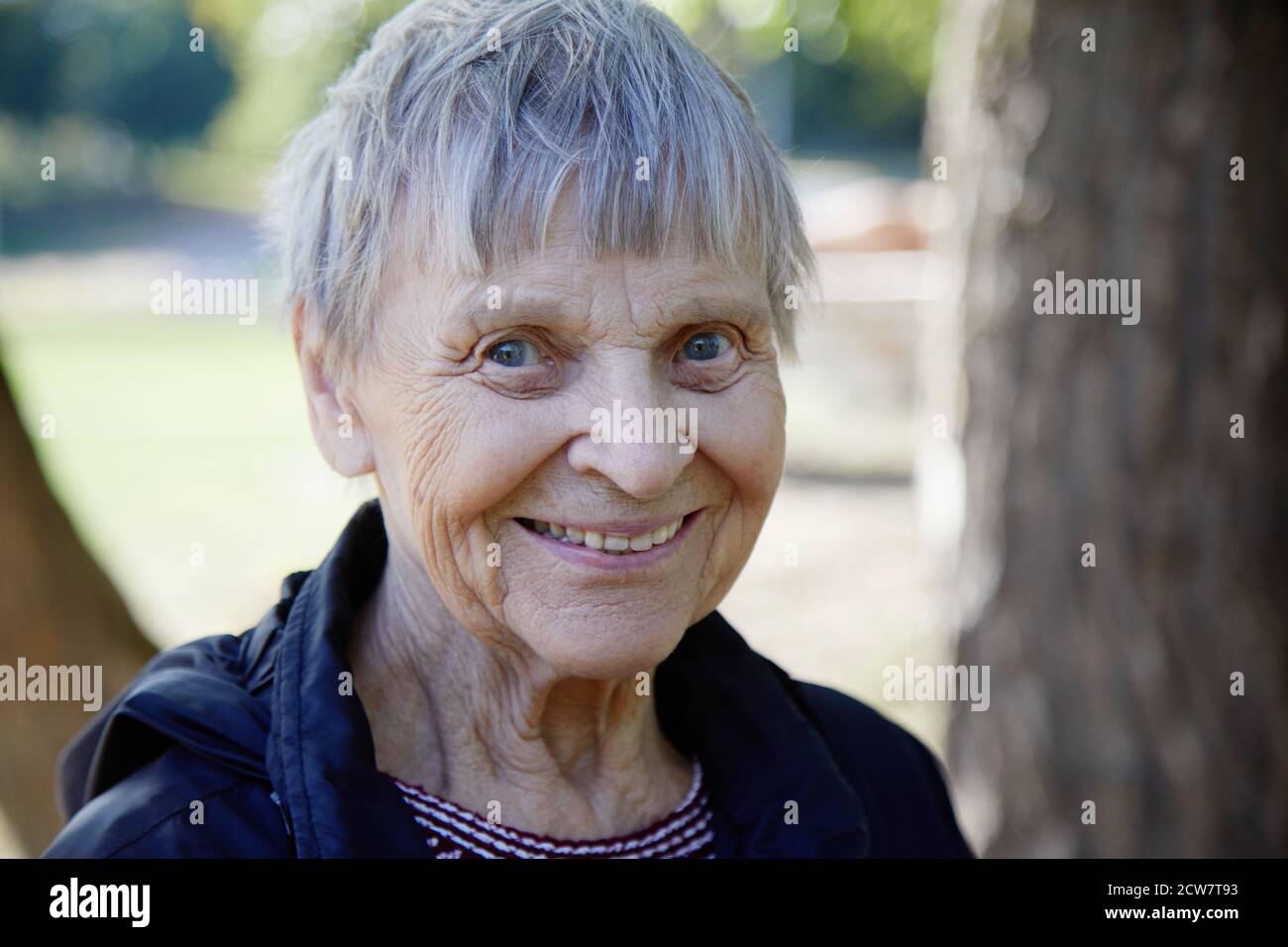 Old lady smiling face hi-res stock photography and images - Alamy