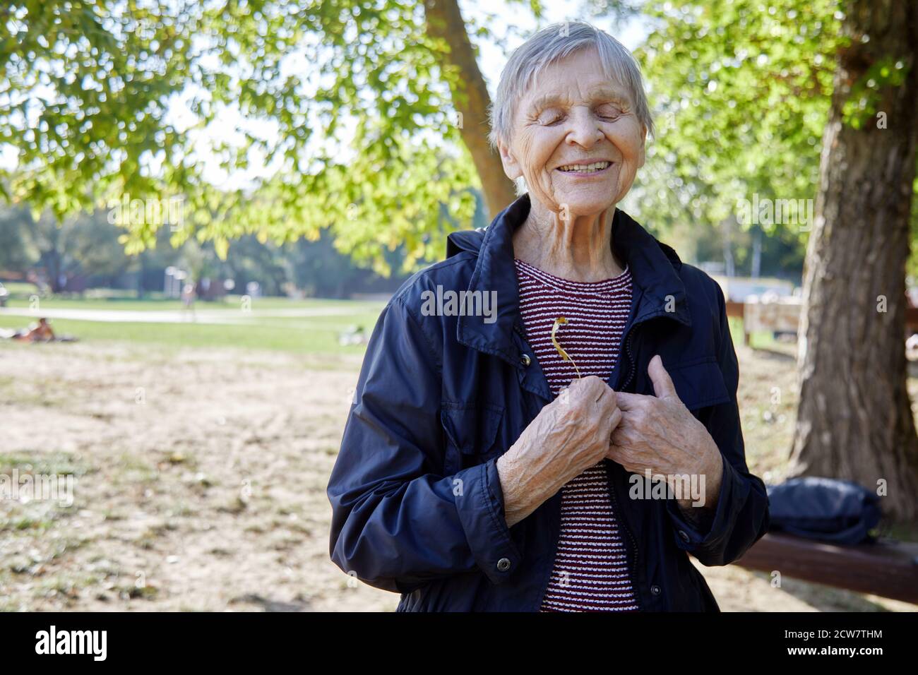 Old lady smiling face hi-res stock photography and images - Alamy