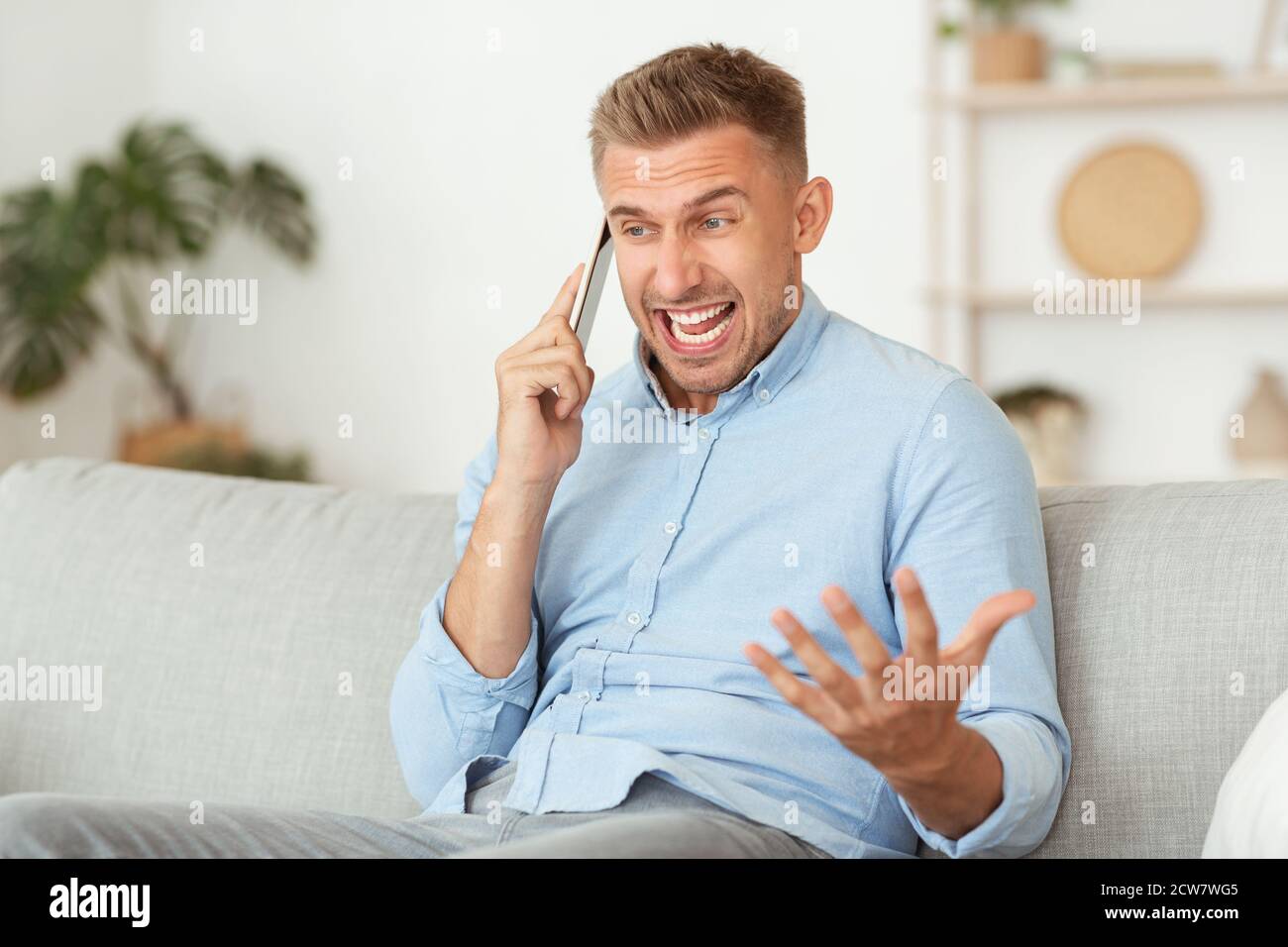Angry guy talking on mobile phone and shouting Stock Photo - Alamy