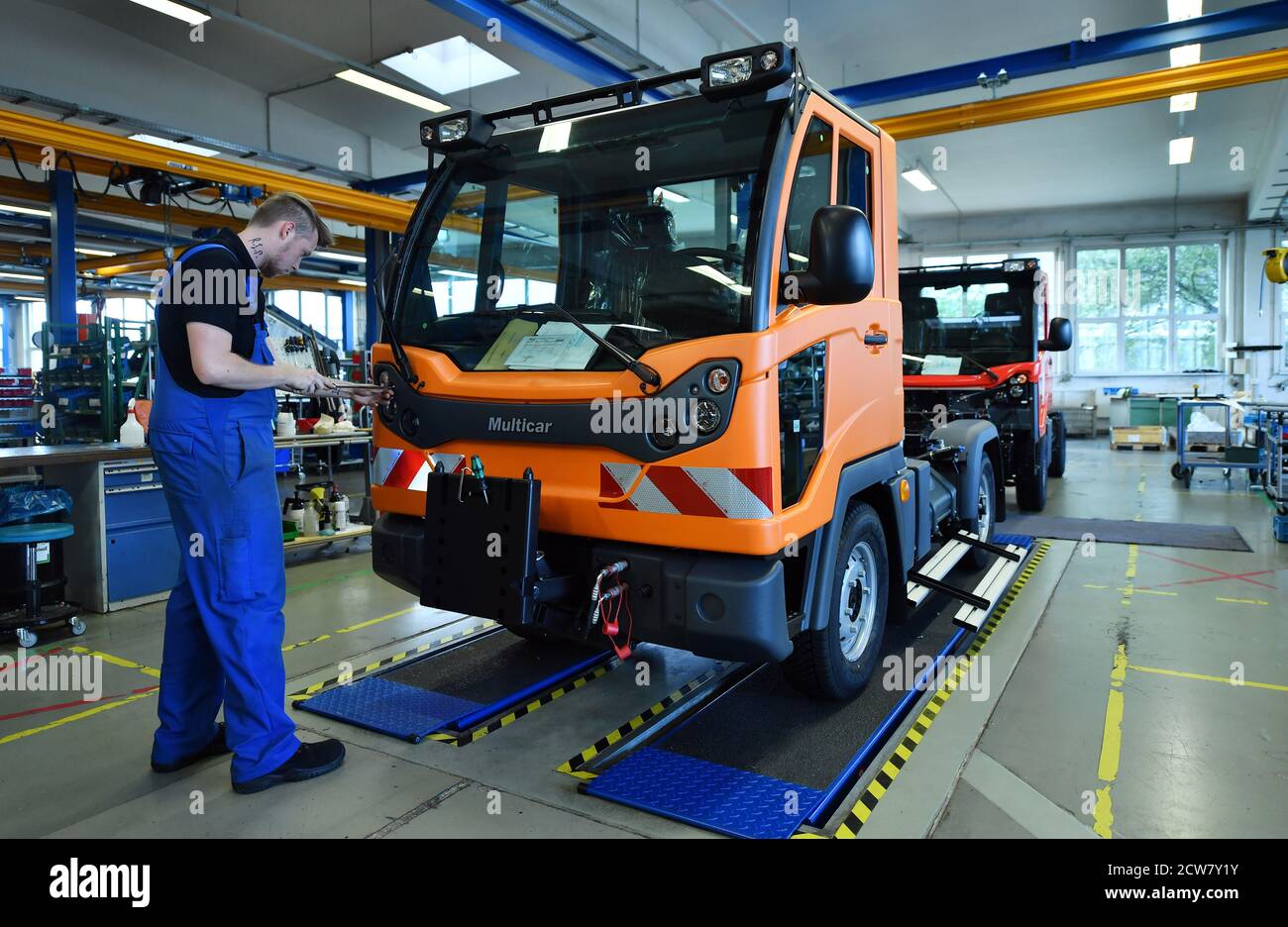 Waltershausen, Germany. 28th Sep, 2020. An employee assembles a ...