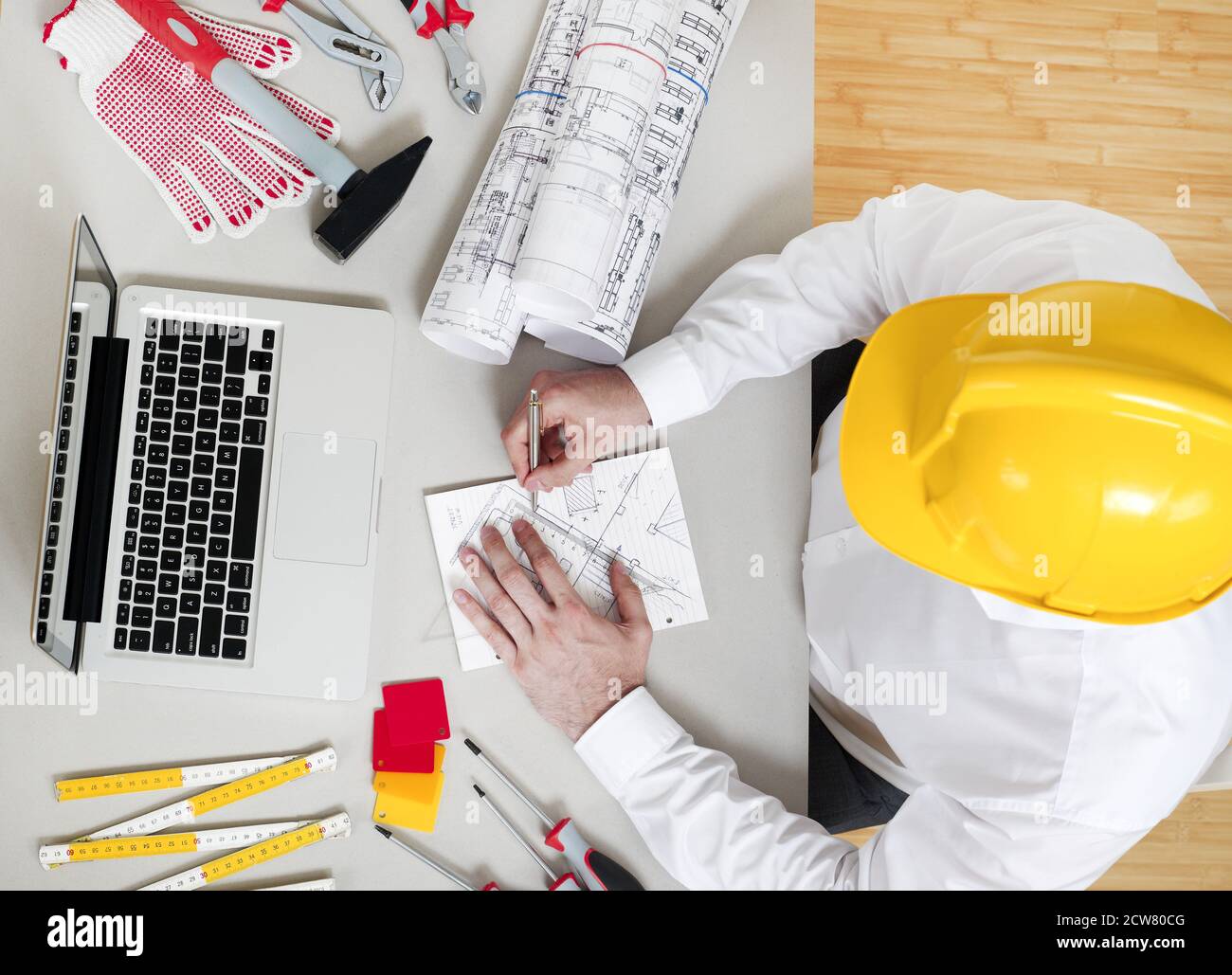 Man computer papers home hi-res stock photography and images - Alamy