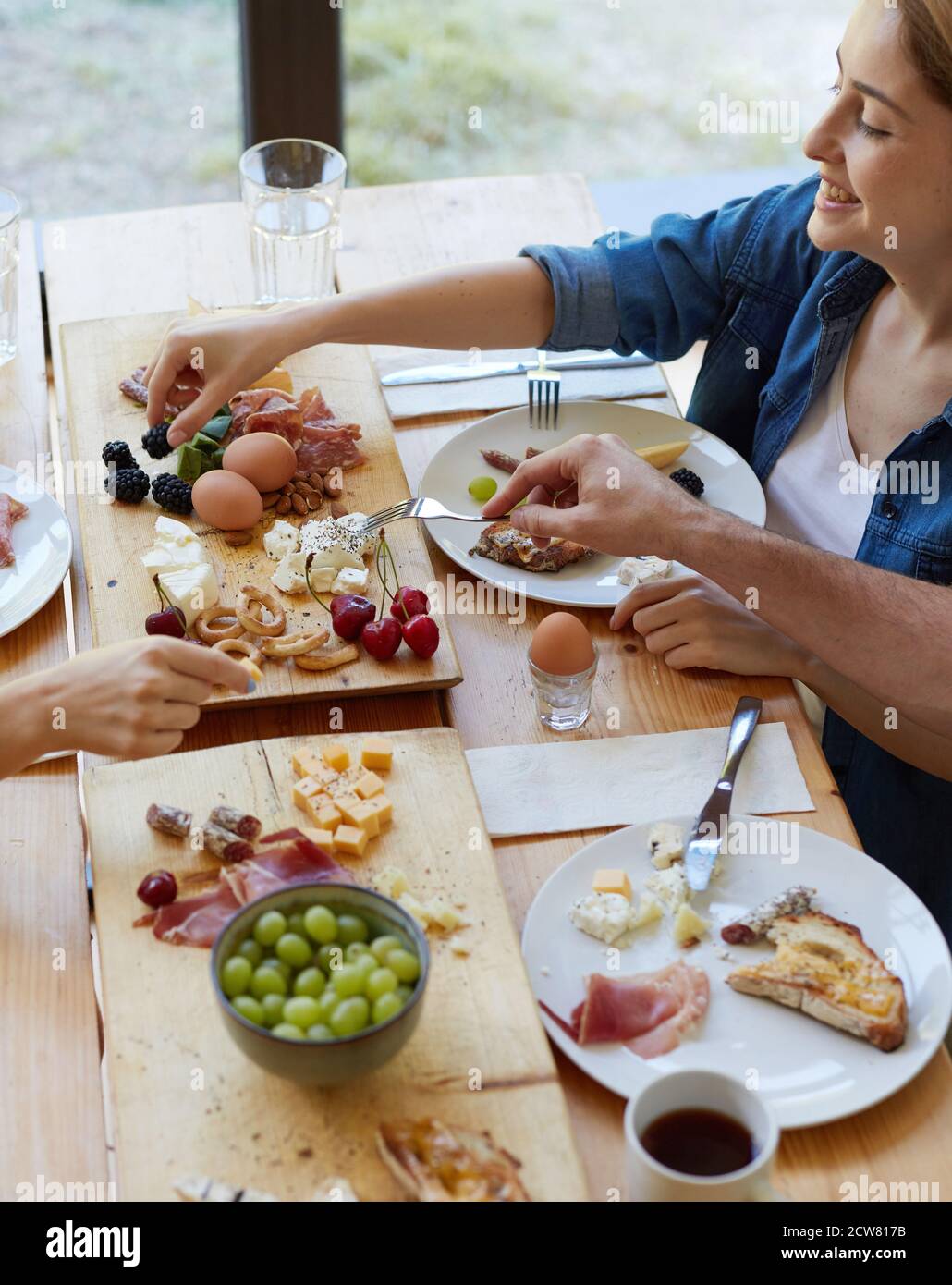 Happy friend eating together Stock Photo - Alamy