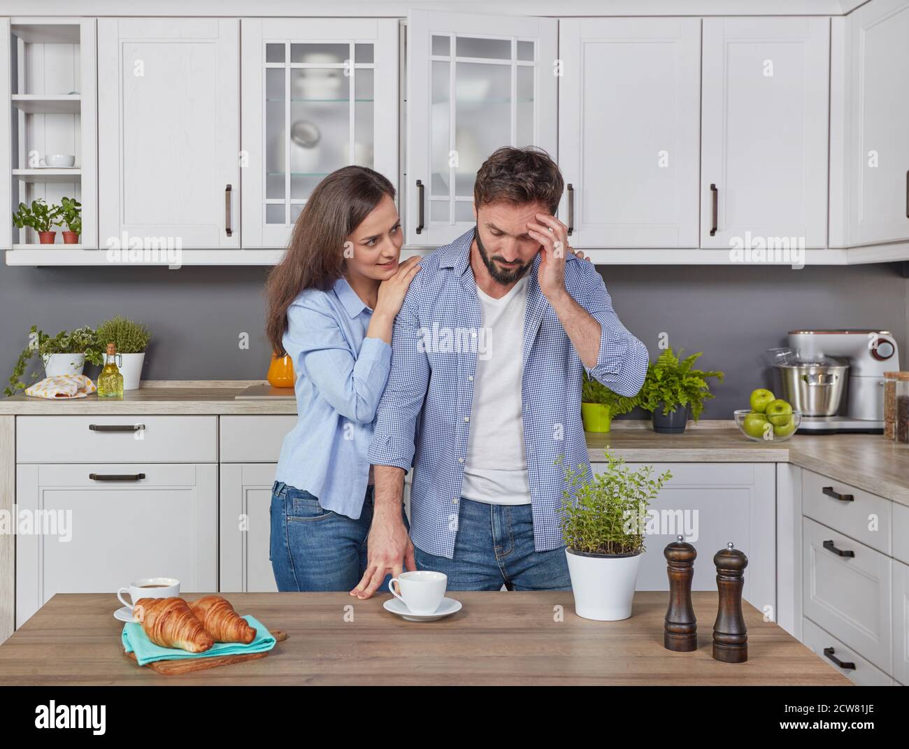 Upset young couple in the kitchen Stock Photo - Alamy