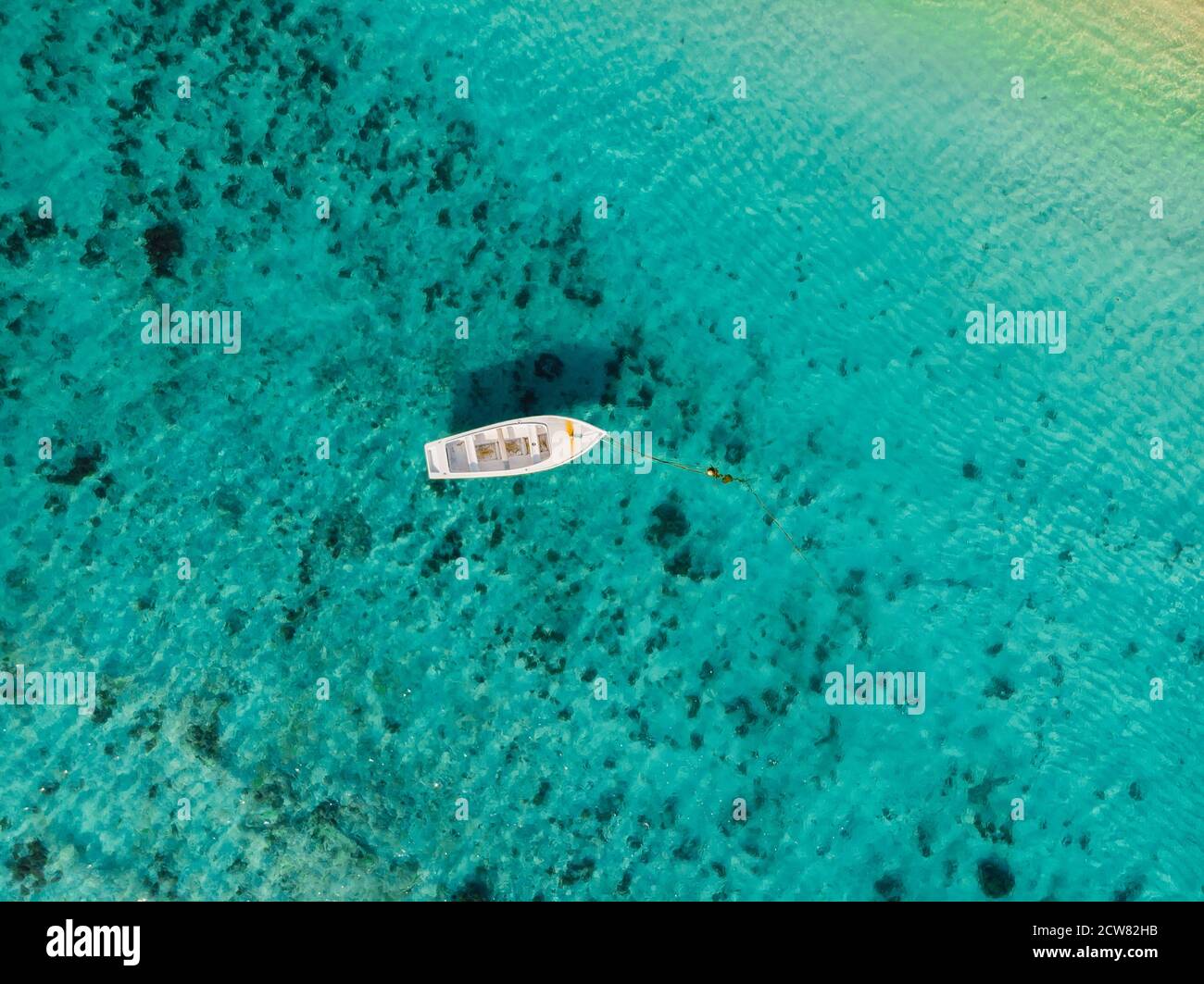 Aerial view white boat hi-res stock photography and images - Alamy