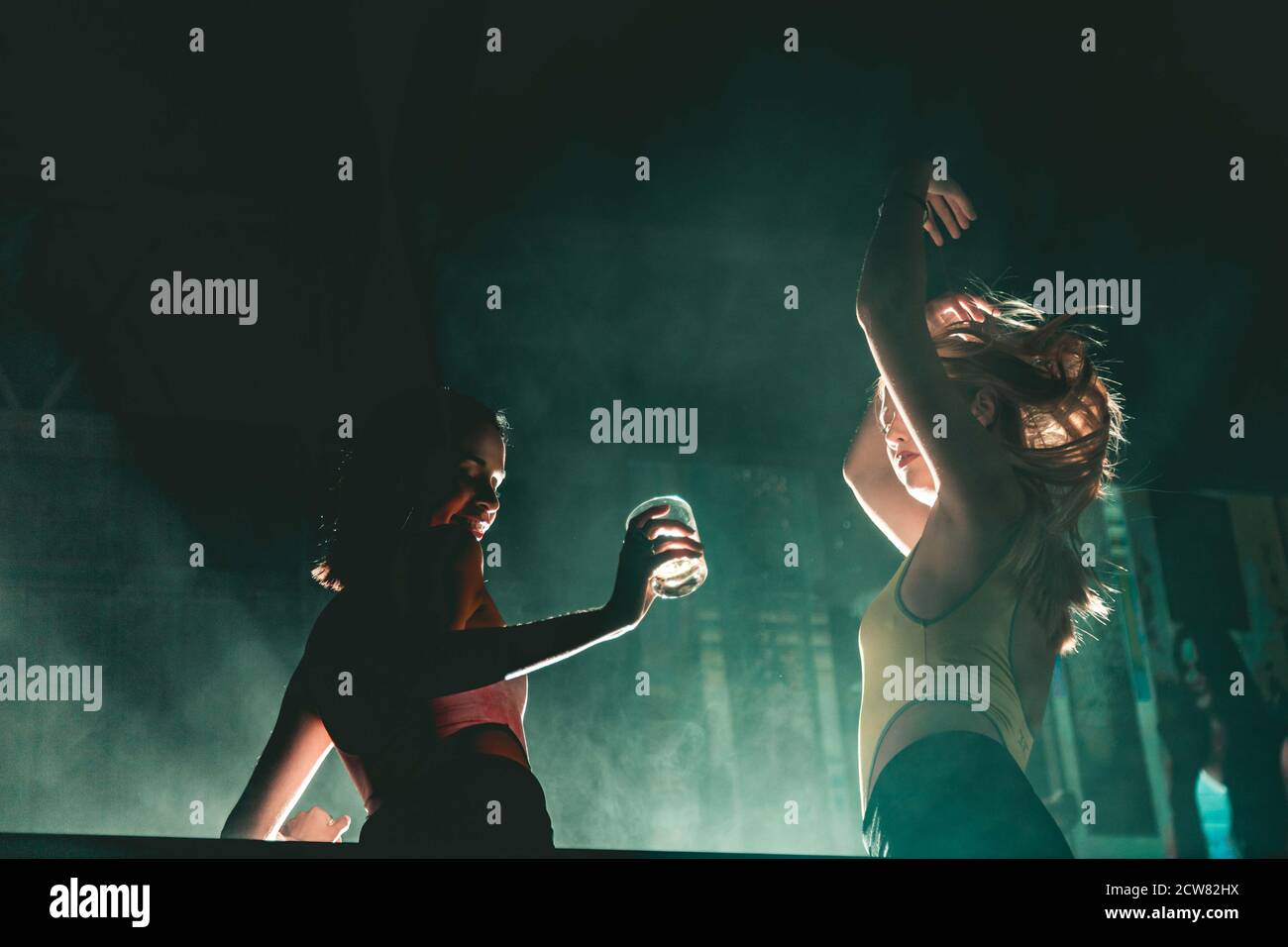 Girls dancing nightclub hi-res stock photography and images - Alamy