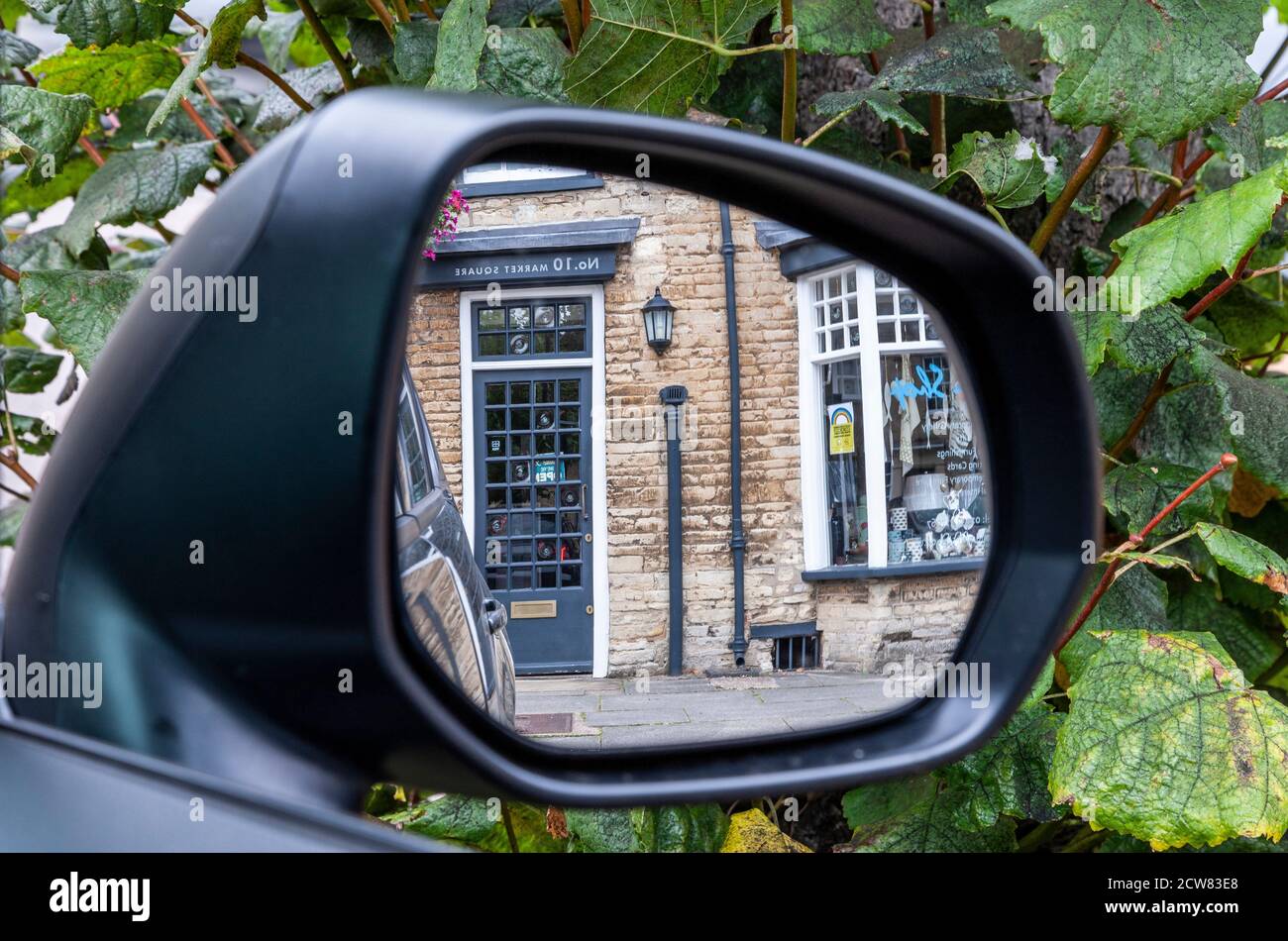 Car parked outside shop window hi-res stock photography and images - Alamy