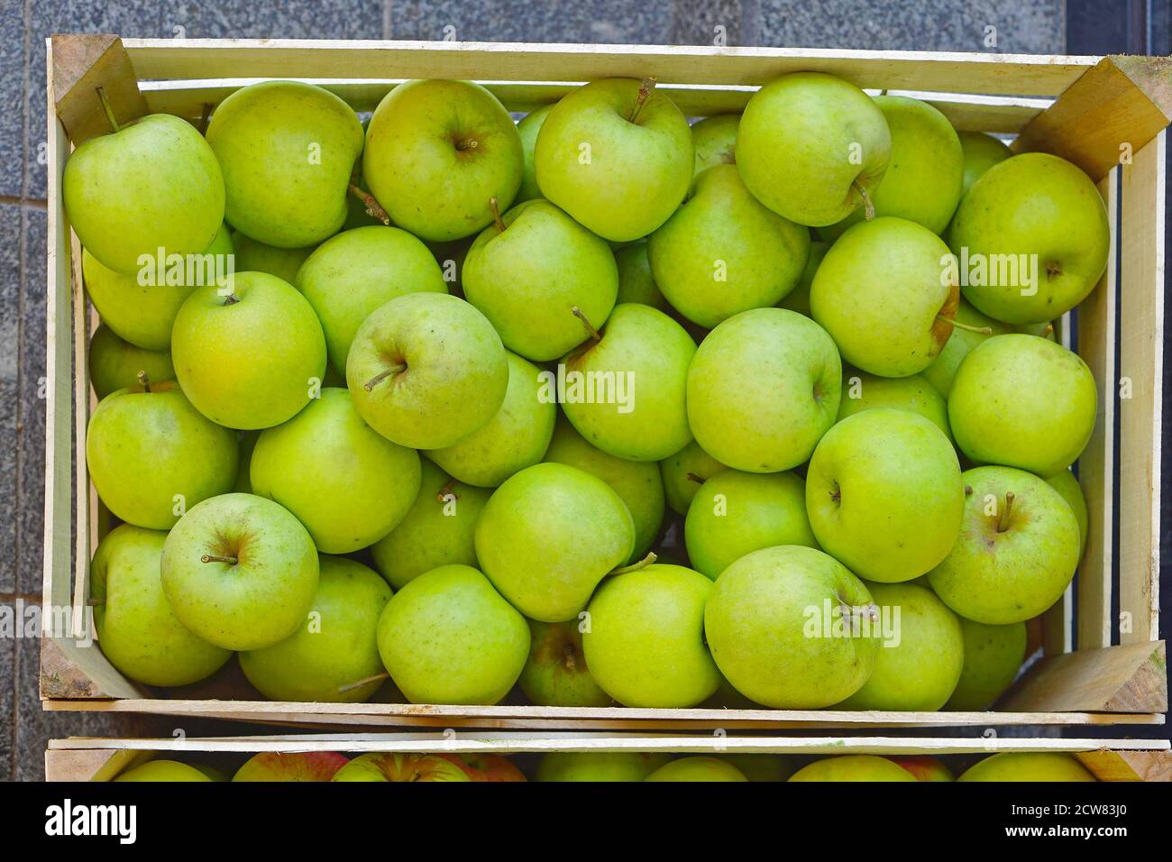 Full crate apples in apple hi-res stock photography and images - Alamy