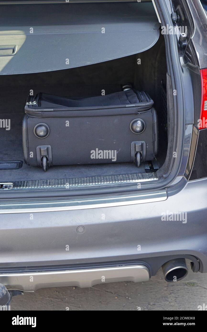 Black luggage hi-res stock photography and images - Alamy