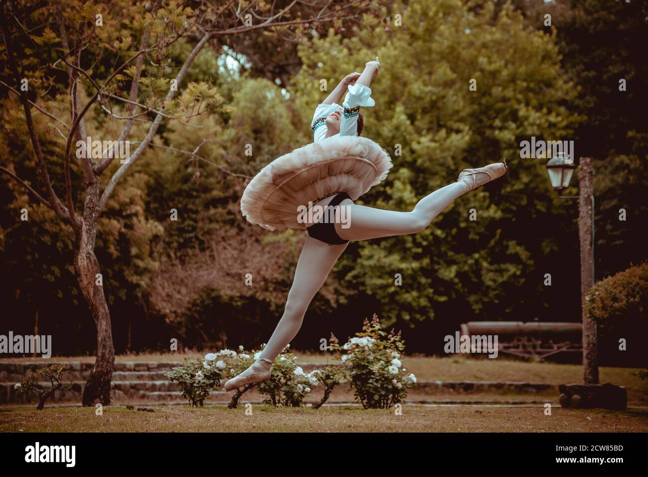 Dancer leaping sunset hi-res stock photography and images - Alamy
