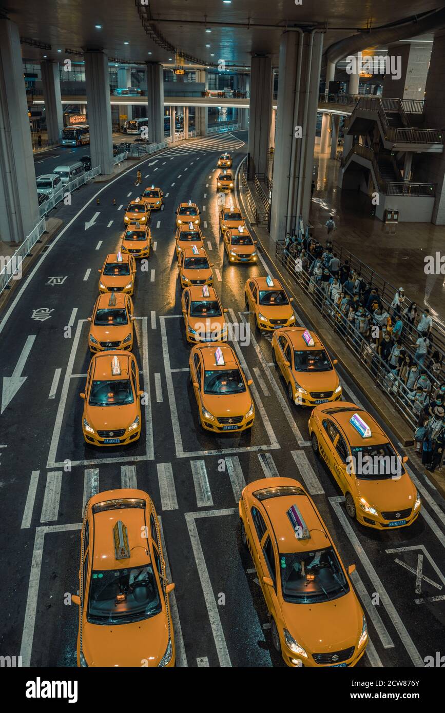 Line of taxis at airport hi-res stock photography and images - Alamy