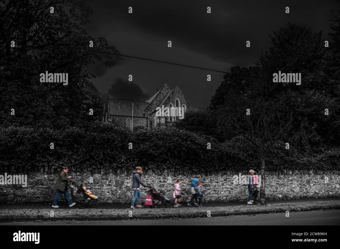 Everyday life. School run: Mums walking kids to school. Black and white ...