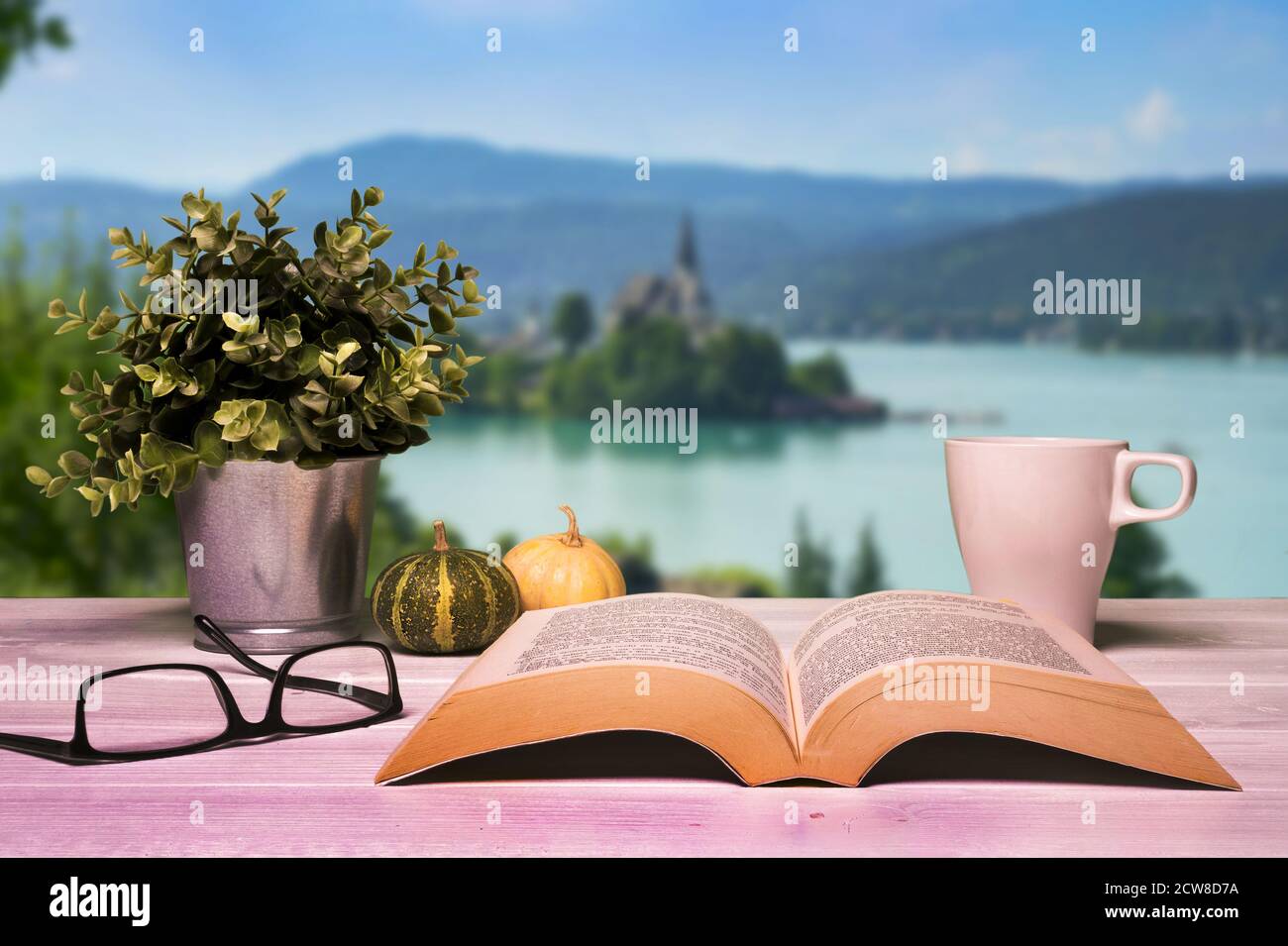 Open book on a table hi-res stock photography and images - Alamy