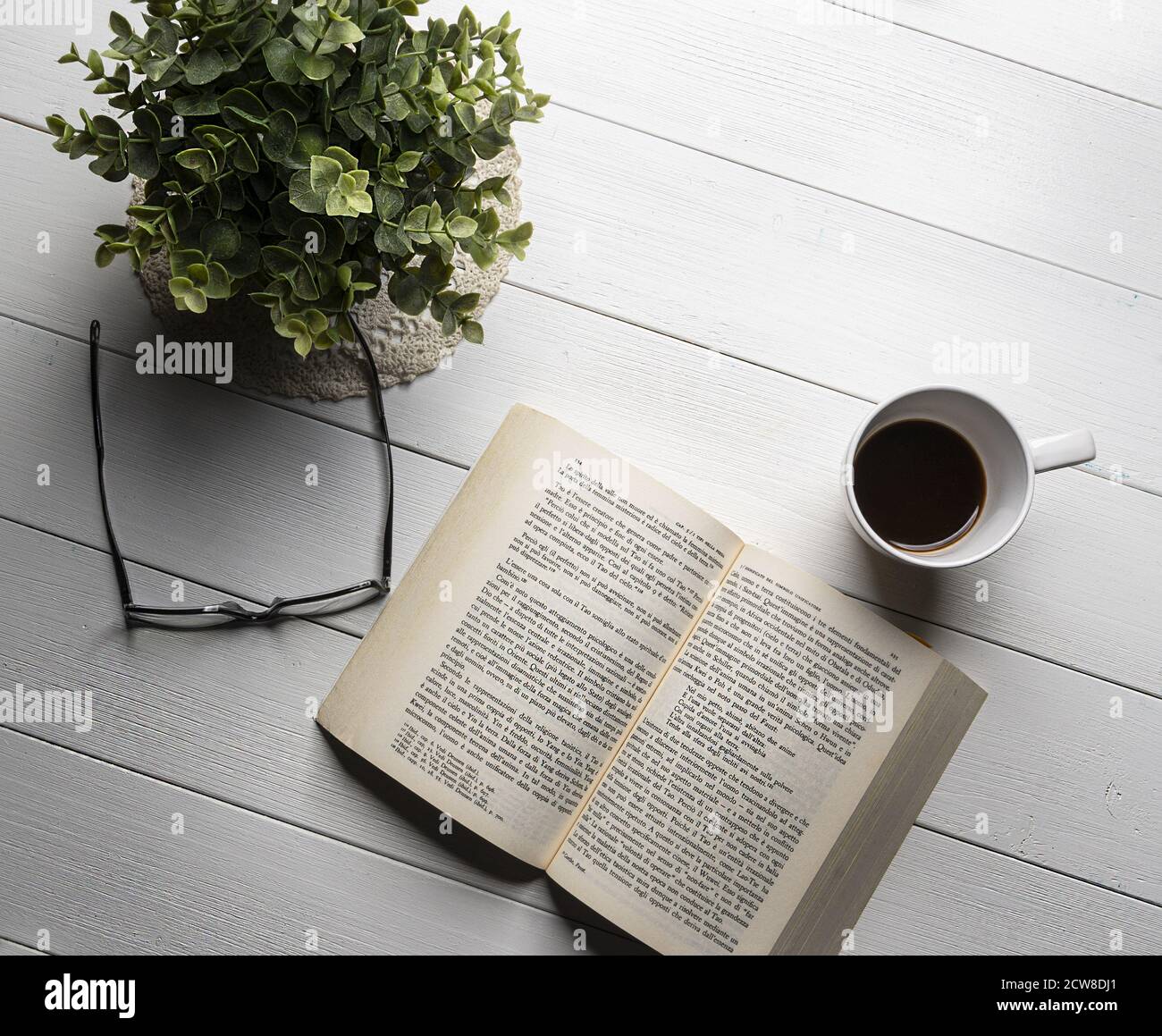 Open book on table hi-res stock photography and images - Alamy