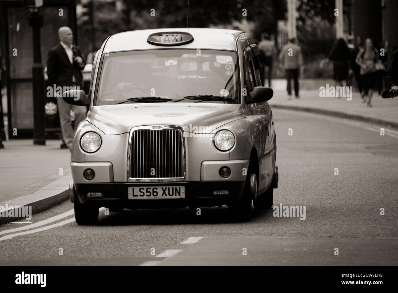 Black and white hackney carriage hi-res stock photography and images ...