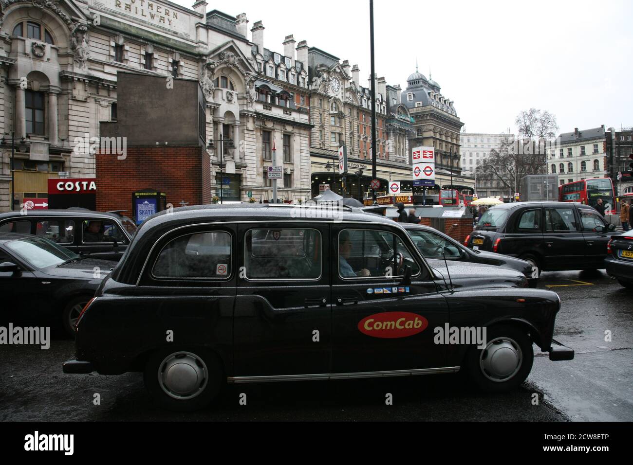 Londons iconic black cabs hi-res stock photography and images - Alamy