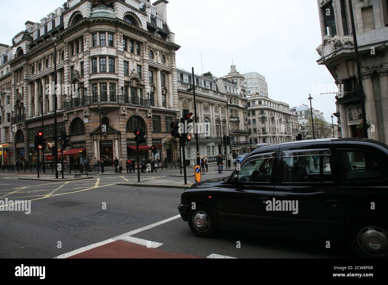 Londons iconic black cabs hi-res stock photography and images - Alamy