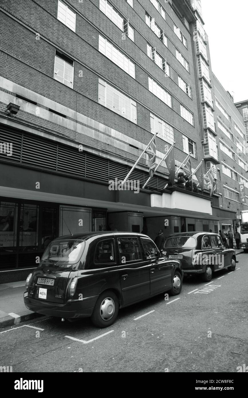 Londons iconic black cabs hi-res stock photography and images - Alamy
