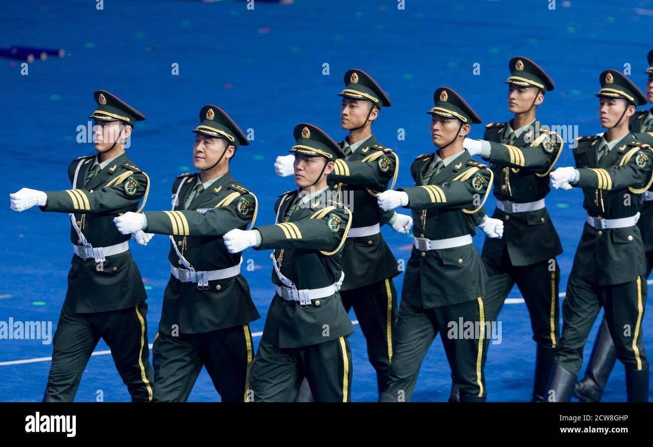 Soldiers in ceremonial uniform hi-res stock photography and images - Alamy