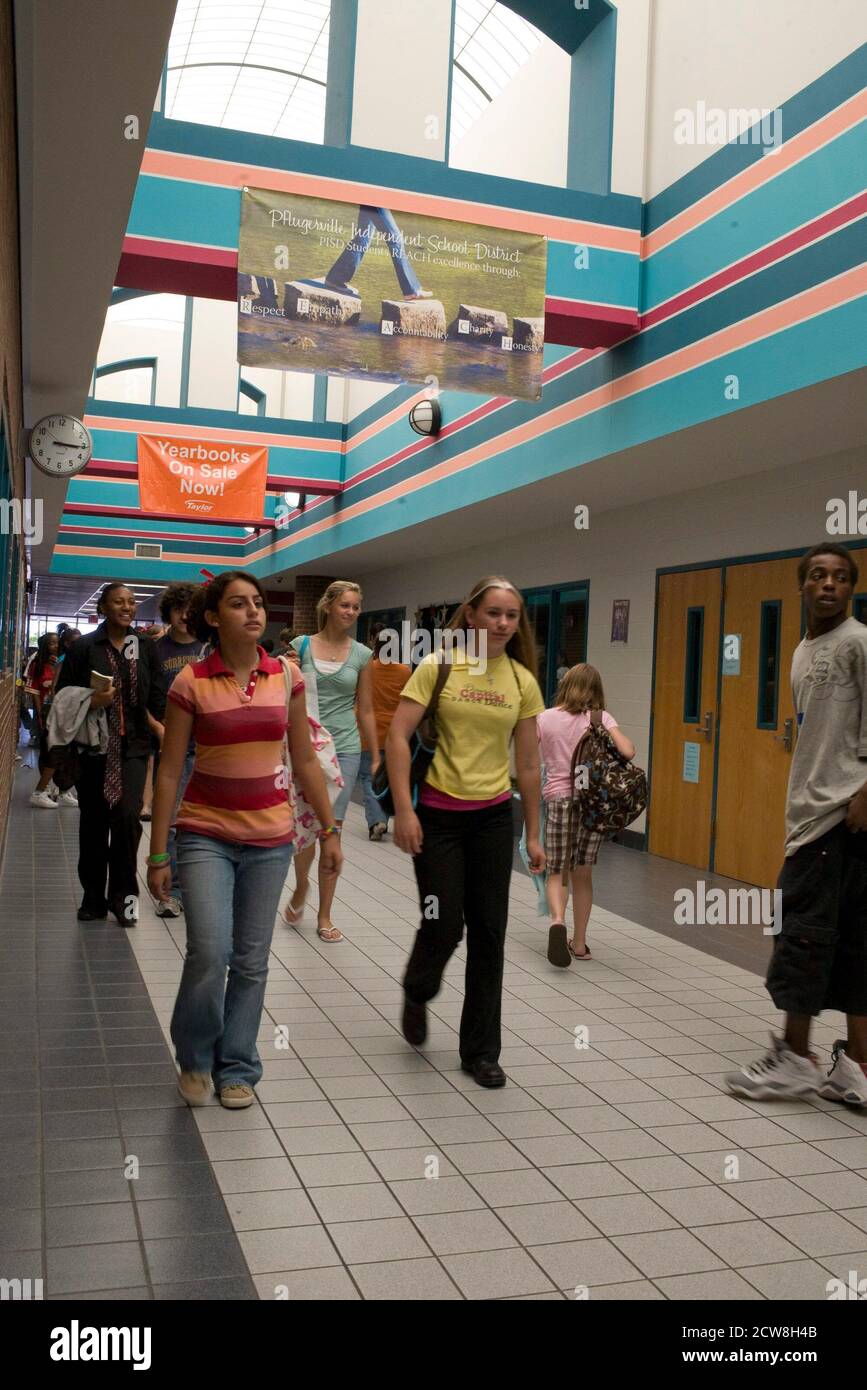 High school hallway walk hi-res stock photography and images - Alamy