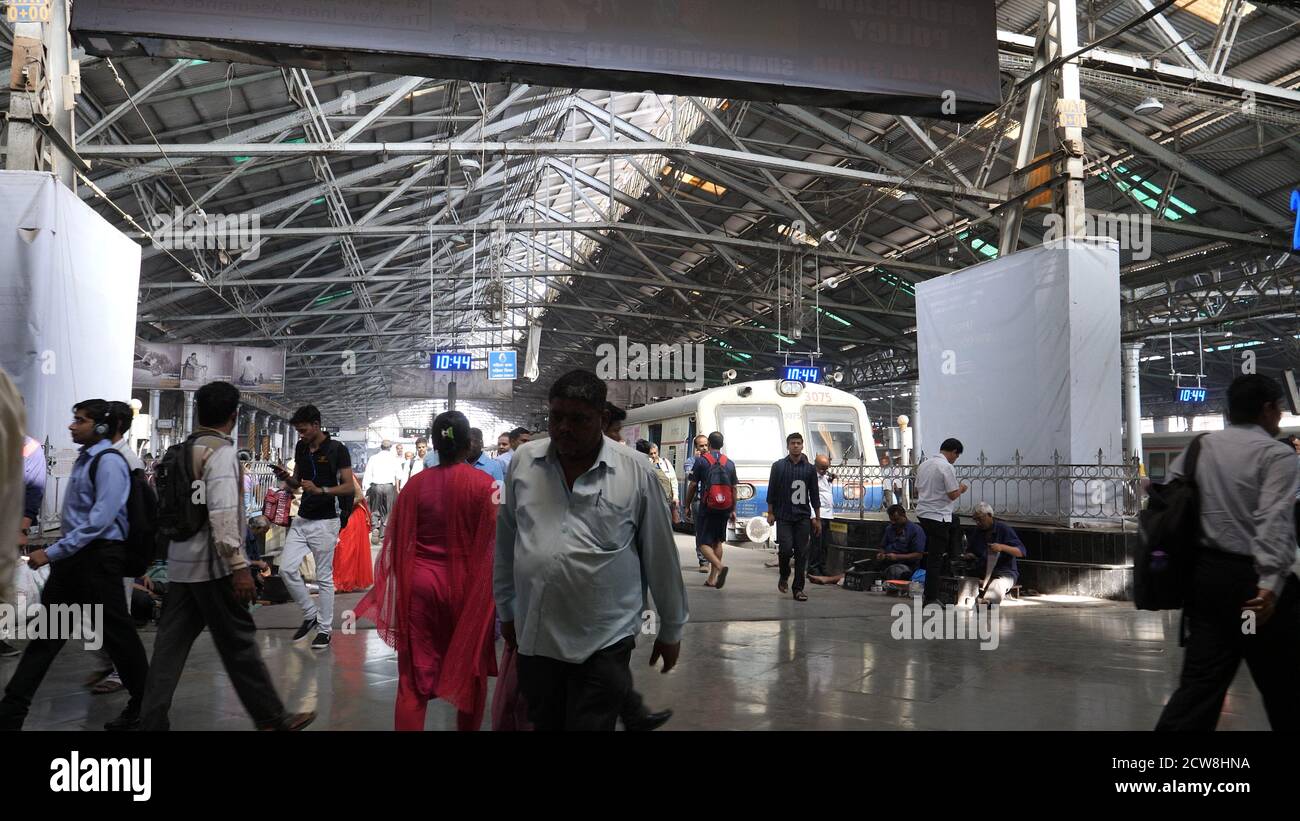 Mumbai local train crowd hi-res stock photography and images - Alamy