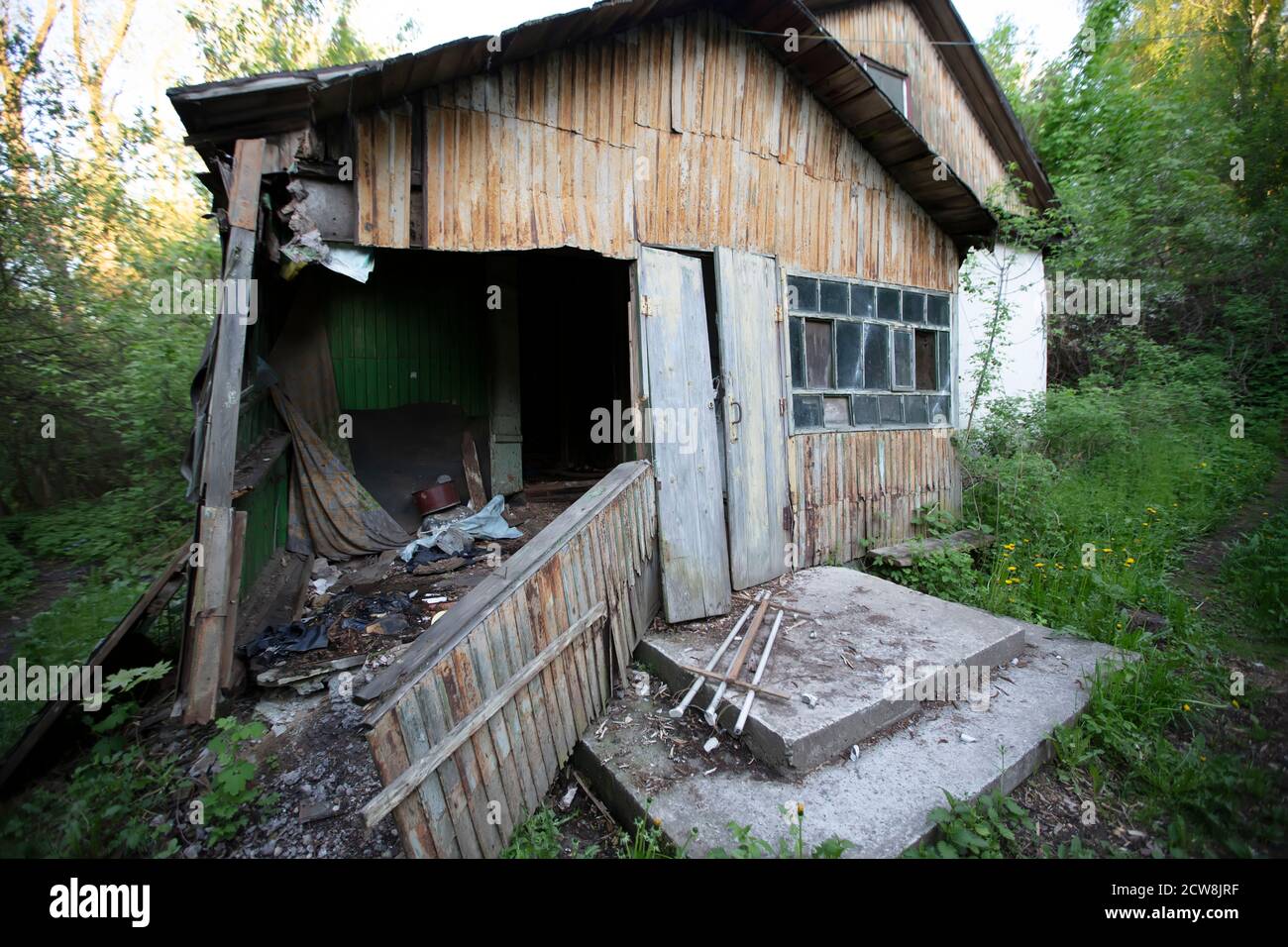 Rotting wood shack hi-res stock photography and images - Alamy