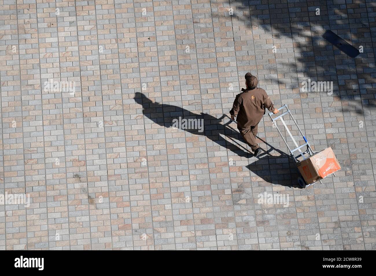 Dhl delivery uniform hi-res stock photography and images - Alamy