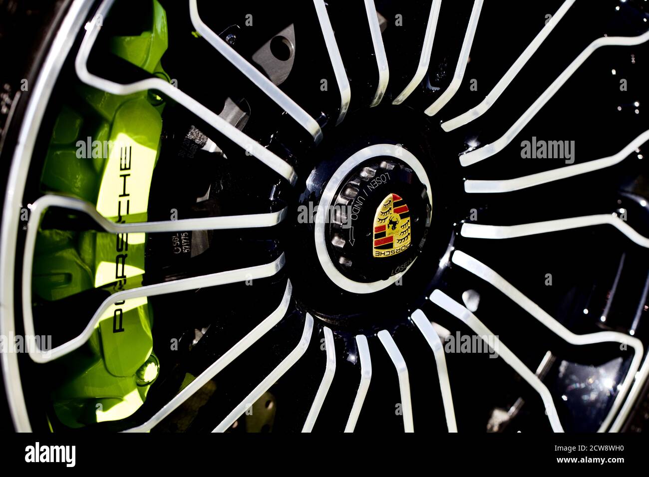 Porsche 918 Spyder Magnesium Wheel Stock Photo - Alamy