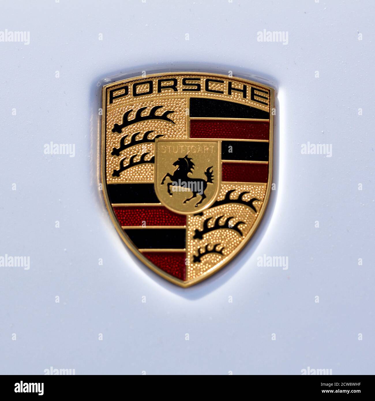 Porsche 918 Logo Video: Porsche 918 Spyder Weissach Package Hybrid