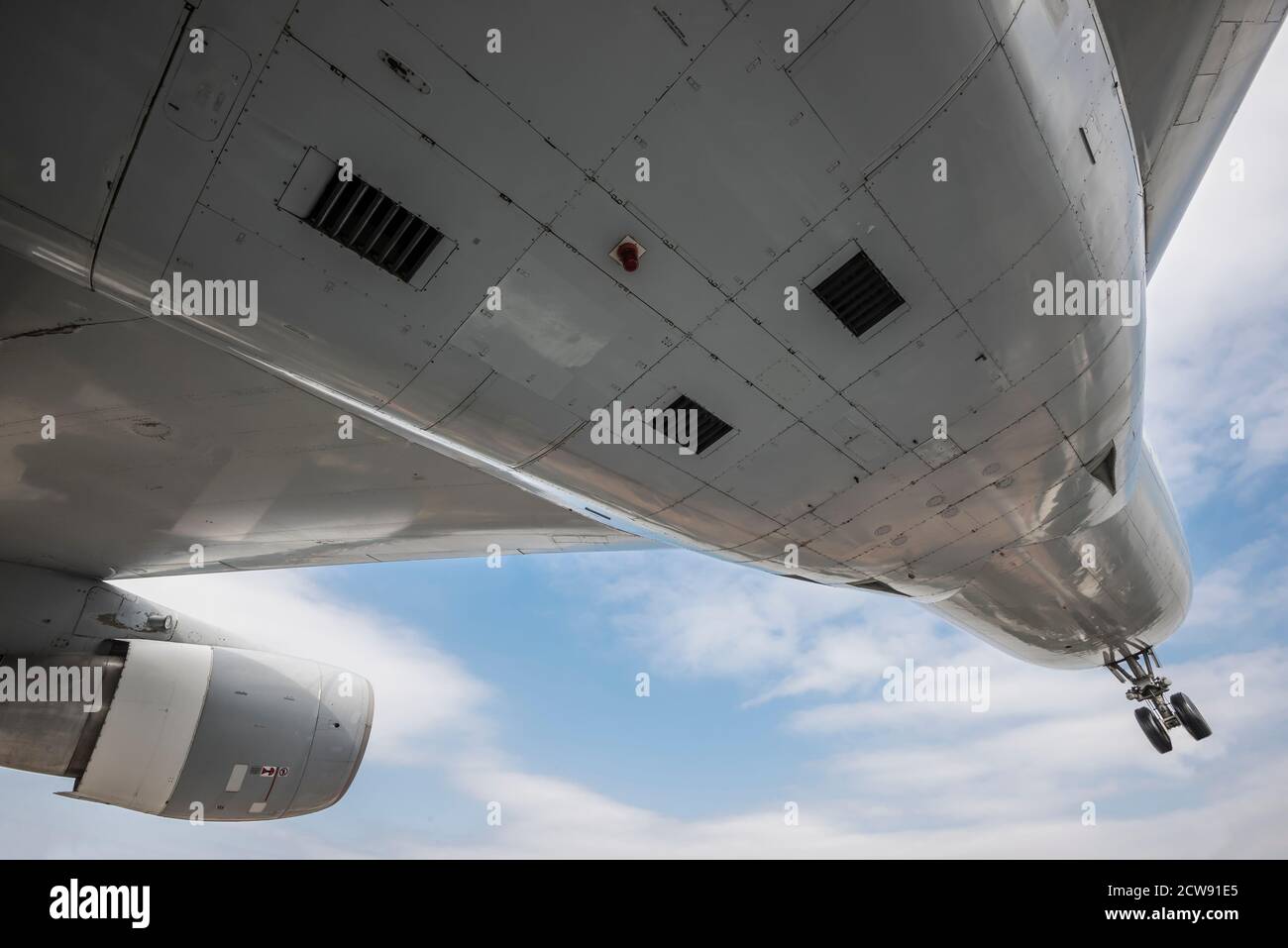 Airplane seen from below landing hi-res stock photography and images ...
