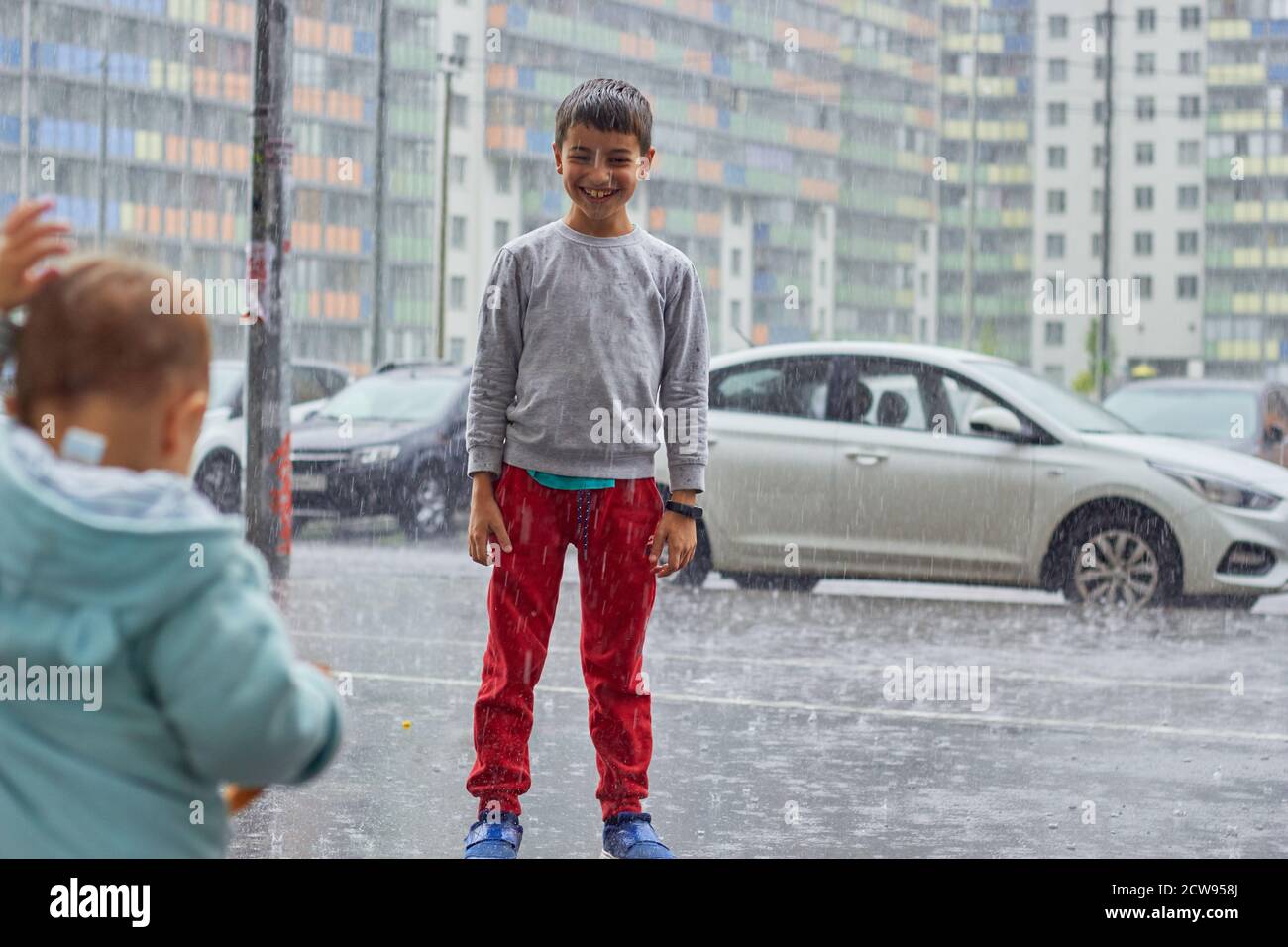 Child in the rain hi-res stock photography and images - Alamy