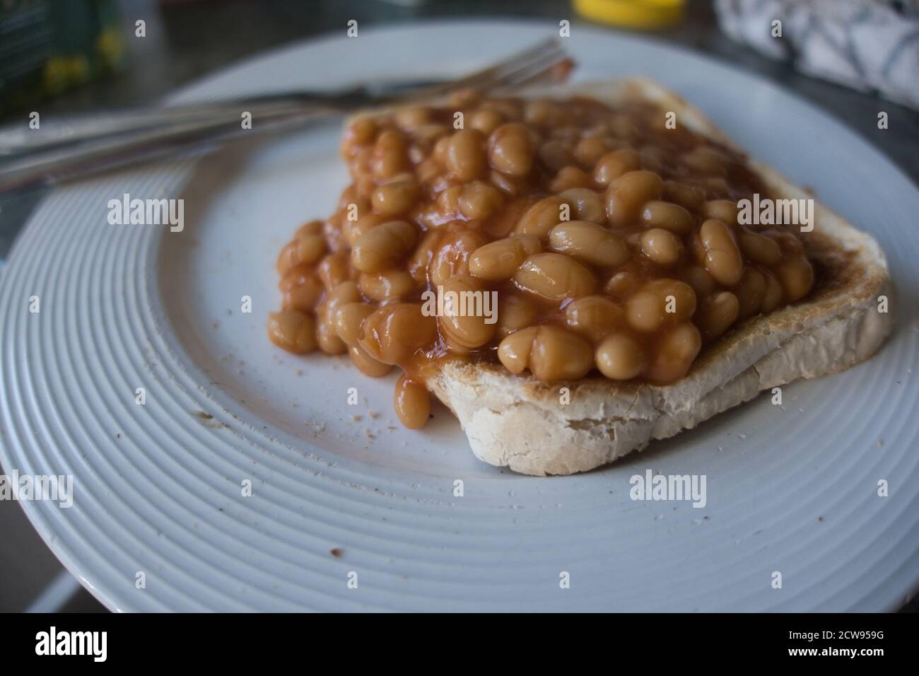 A plate of tasty hot beans on toast Stock Photo - Alamy