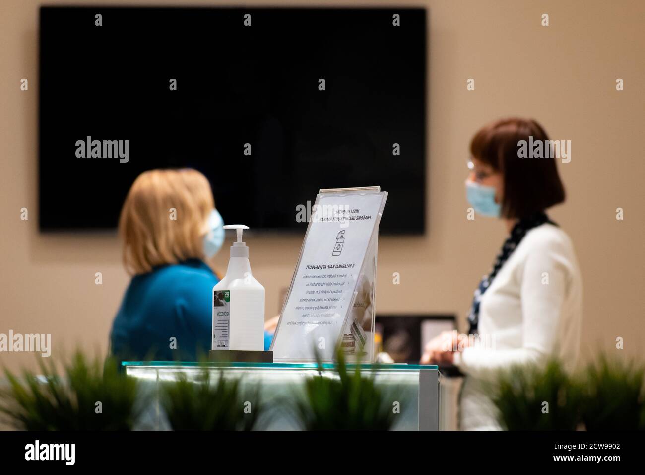 Hospital reception desk hi-res stock photography and images - Alamy