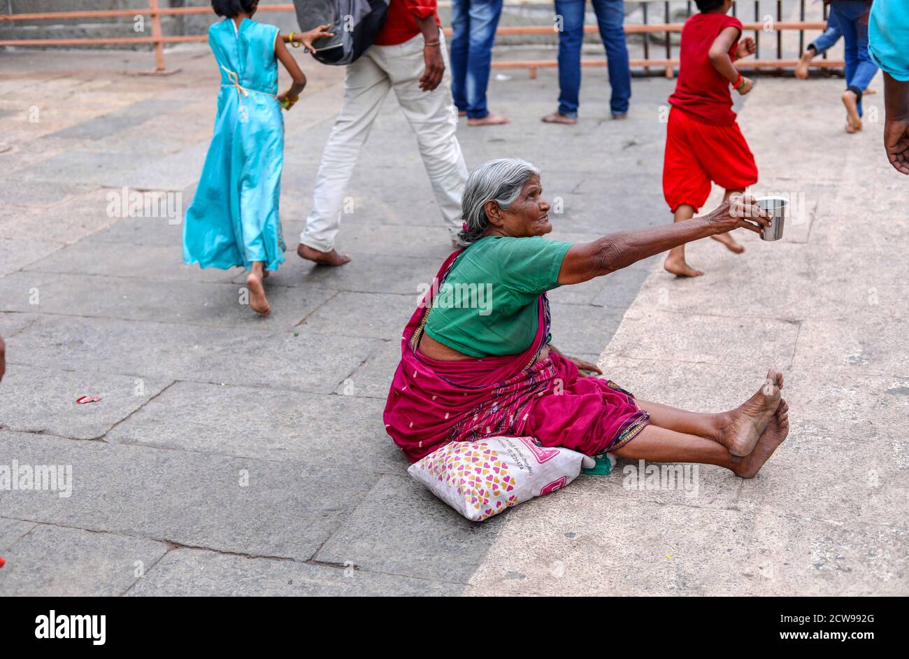 Beggars outside temple hi-res stock photography and images - Alamy