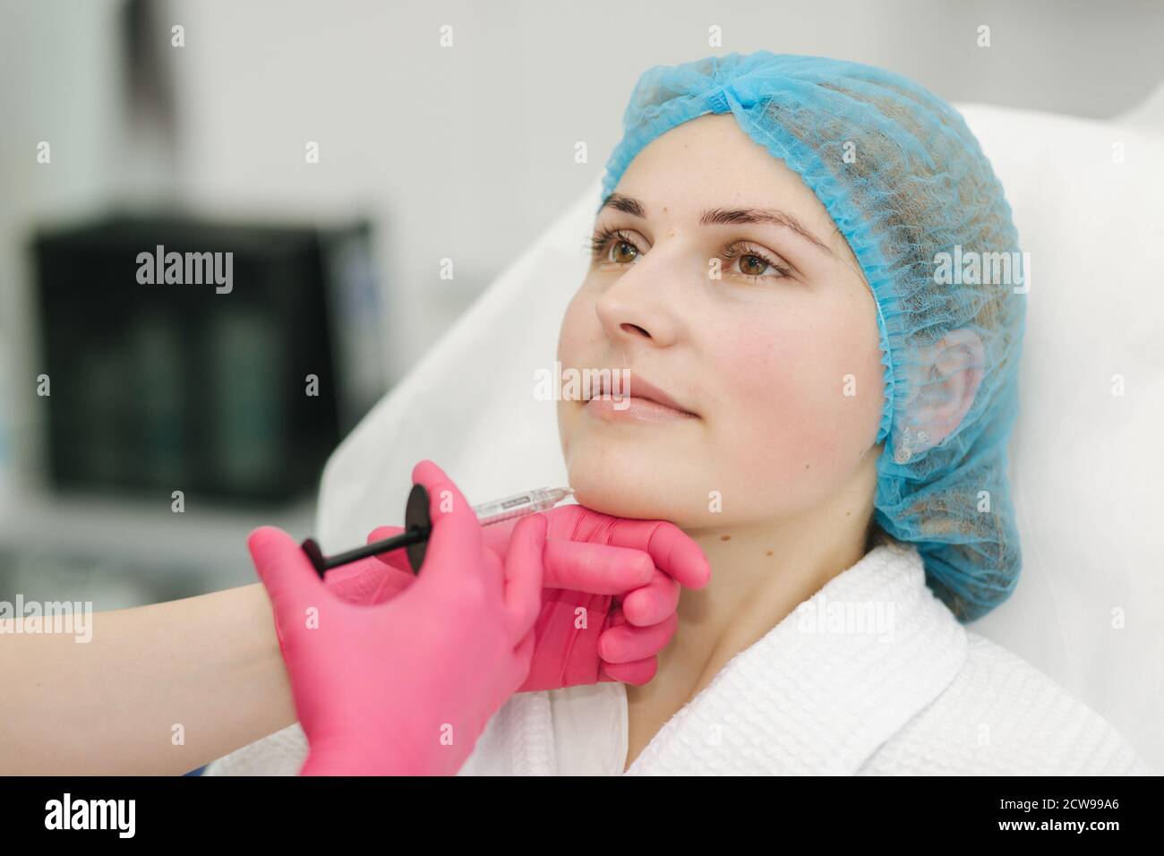 Woman getting beauty injection in face in beauty salon Stock Photo - Alamy