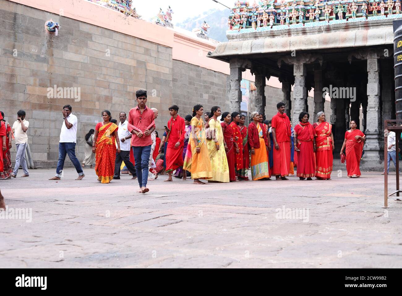Indian devotees pray at Arunachaleswarar Temple Stock Photo - Alamy