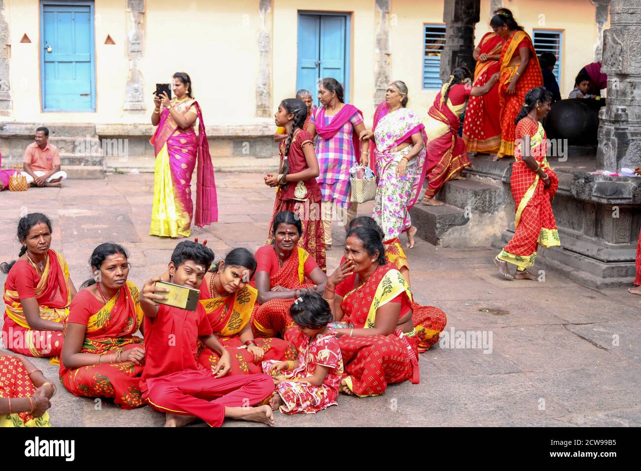 Family devotees take a selfie at the Arunachaleswarar Temple India ...