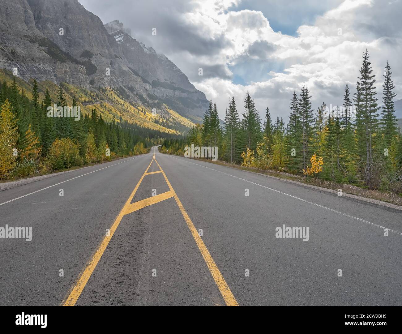 Autumn view of the Icefields Parkway in Banff and Jasper National Parks ...