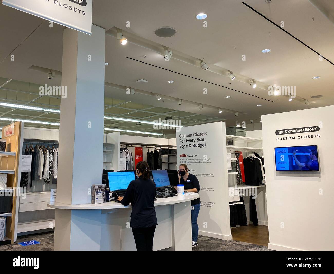 The container store employees hi-res stock photography and images - Alamy