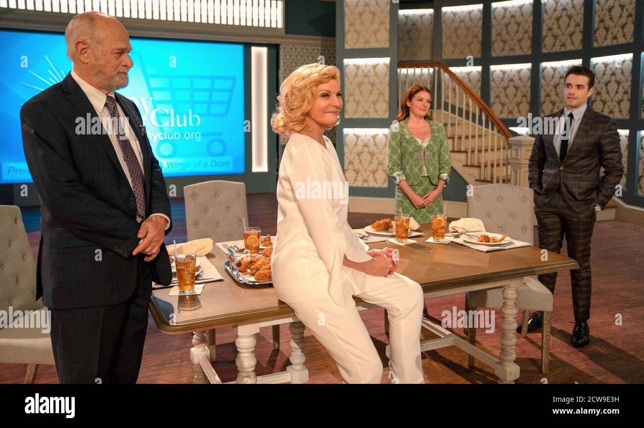 FILTHY RICH, from left: Gerald McRaney, Kim Cattrall, Aubrey Dollar ...