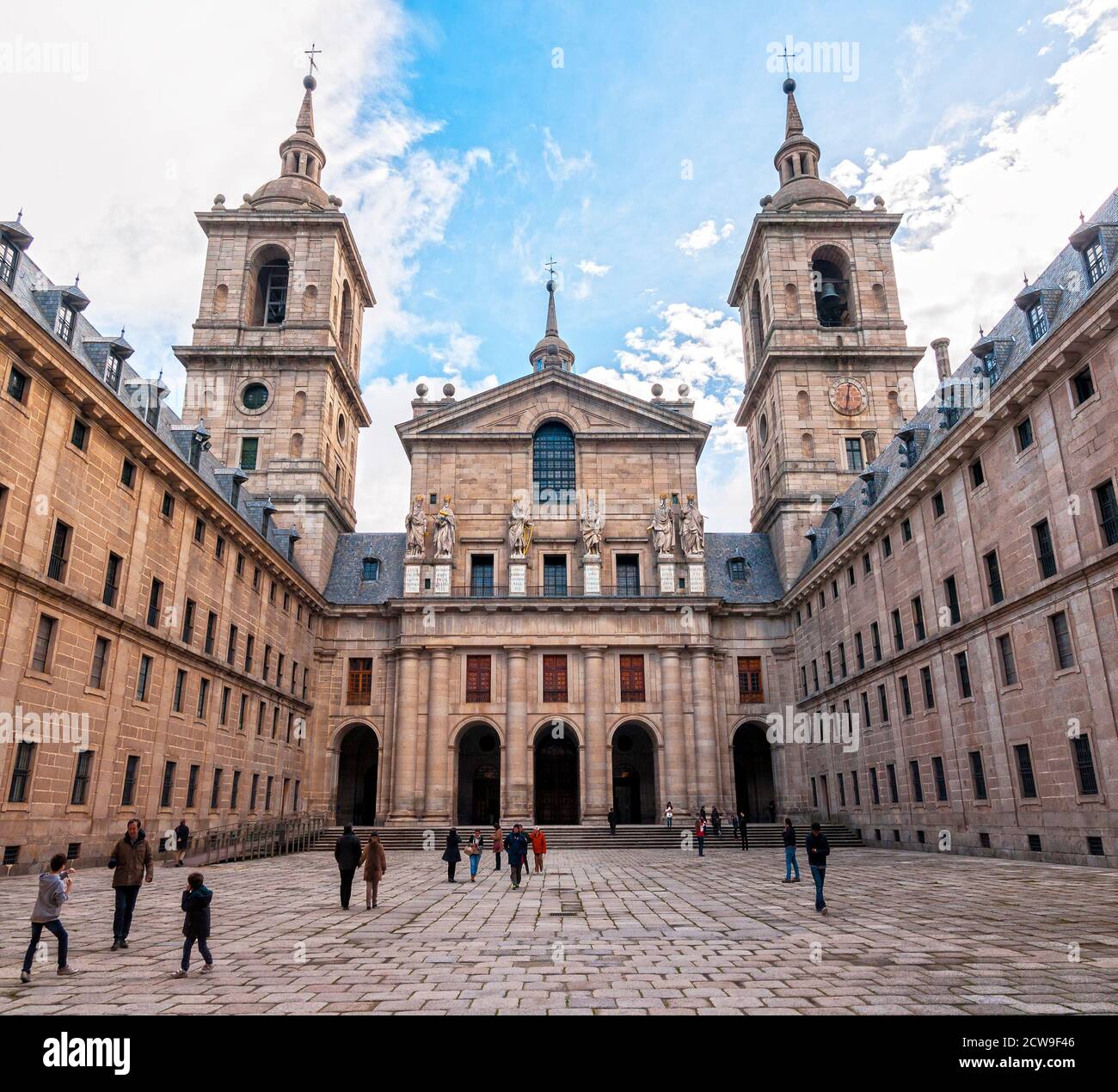 Patio de los Reyes y fachada de la basílica del Monasterio de San ...